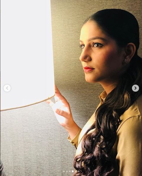 Haryanvi Dancer Sapna Choudhary Strikes a Pose, Looks Hot And Stylish ...