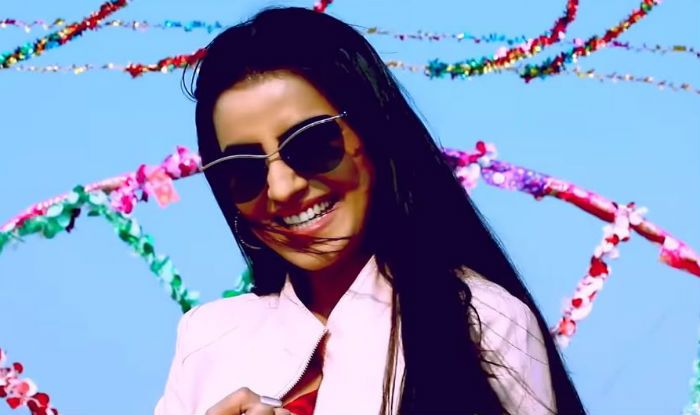 Bhojpuri Hottie Akshara Singhs New Party Song ‘darling Tu Time Pe Aa Jana Goes Viral Clocks