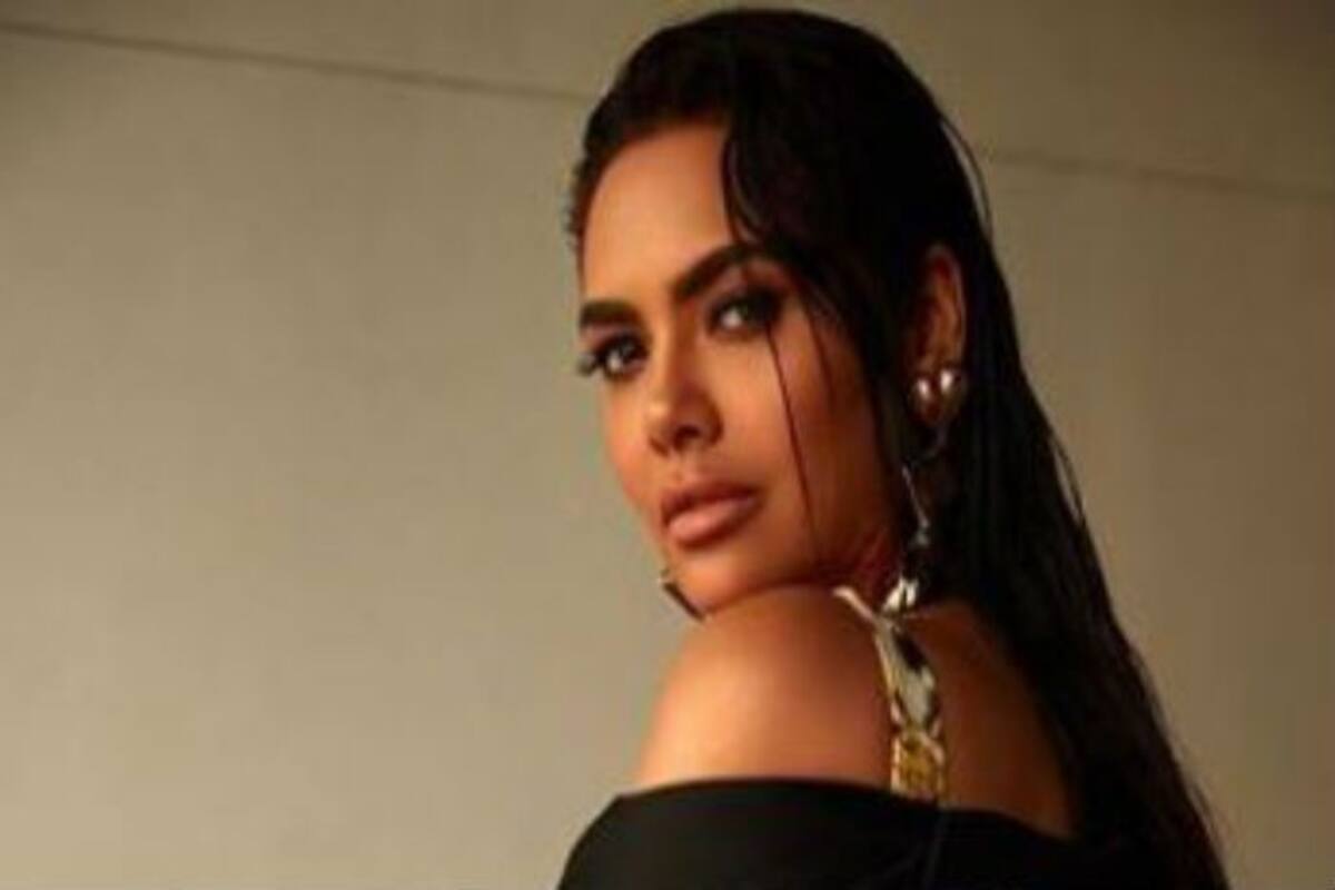 Esha Gupta Close Up