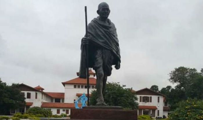 ब्रिटेन में आखिर क्यों गिराई जा रही है महात्मा गांधी की मूर्ती ये वजह आई सामने