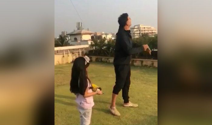 Akshay Kumar Flies Kite With Daughter Nitara Bhatia to Celebrate Makar ...