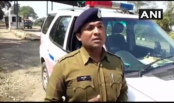 Madhya Pradesh Cop Runs 1.5 Km Carrying Injured Man on Shoulders to ...