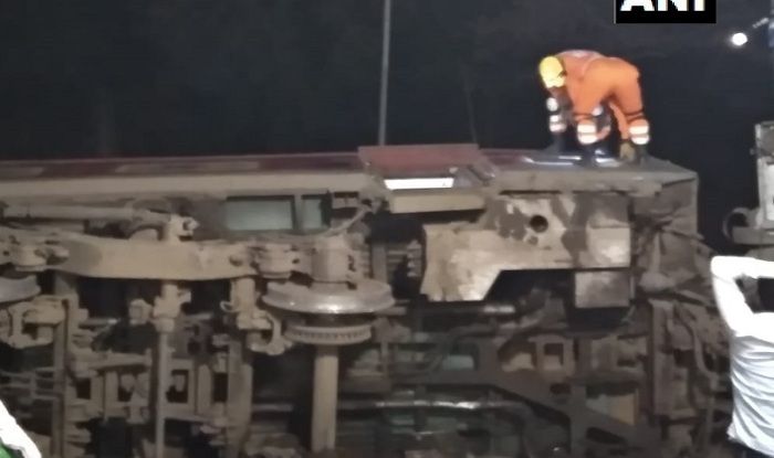 12 Coaches of Poorva Express Derailed Near Kanpur, 20 Injured; Rescue ...