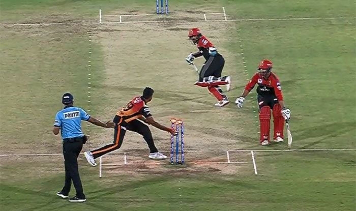 IPL 2019 में पहली बार 1 गेंद पर 2 खिलाड़ी हुए रनआउट, VIDEO देख होगा आश्चर्य