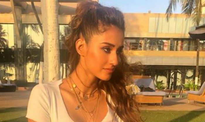 Disha Patani Looks Hot AF in White Crop Top And Denim as She Flaunts ...