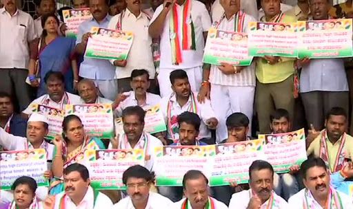 ‘Please Stay,’ Congress Workers Urge Rahul Gandhi to Not Quit, Protest ...
