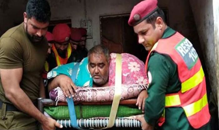 Pakistan's Heaviest Man Weighing 330 kg Admitted to Hospital by Army ...