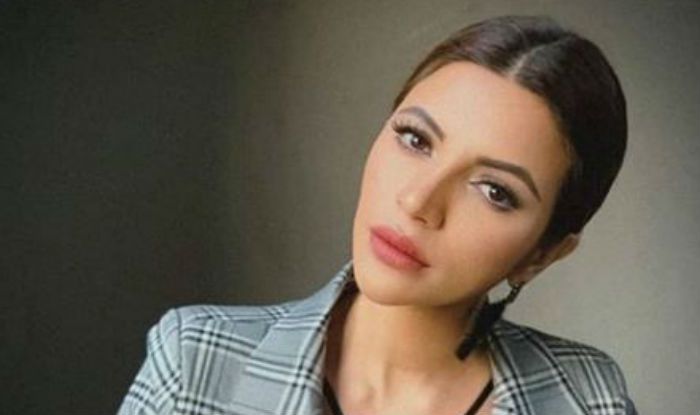 Maya Actor Shama Sikander Looks Smoking Hot in Red Bikini as She Poses ...