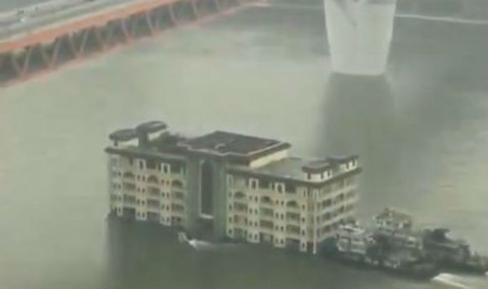 Video of China’s Five Storey-Building Cruising on Yangtze River Goes ...