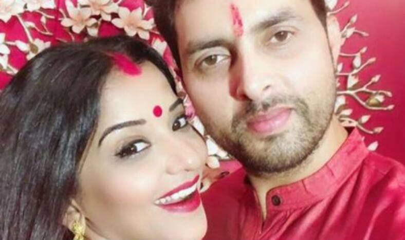 Bhojpuri Hot Bomb Monalisa And Hubby Vikrant Singh Rajpoot Twin in Pink as They Wish Their Fans ...