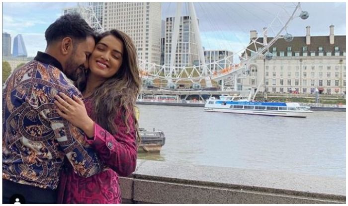 Bhojpuri Hot Couple Dinesh Lal Yadav Aka Nirahua And Amrapali Dubey Romance in London- See Lovey ...