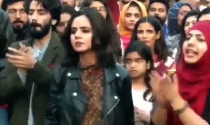 पाकिस्तान : क्रांतिकारी नारे लगाने वाली छात्रा को पार्ट टाइम नौकरी से ...