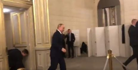 Video: 6 Bodyguards With Vladimir Putin as he Goes to Toilet