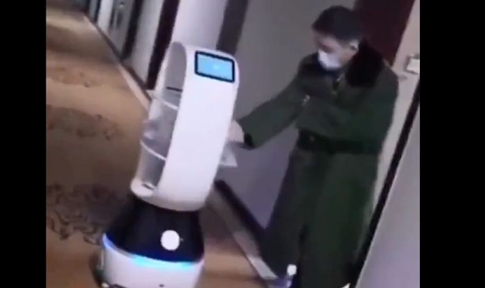 कोरोना वायरस का असर! चीन के अस्पतालों में मरीजों को खाना व दवाइयां परोस ...