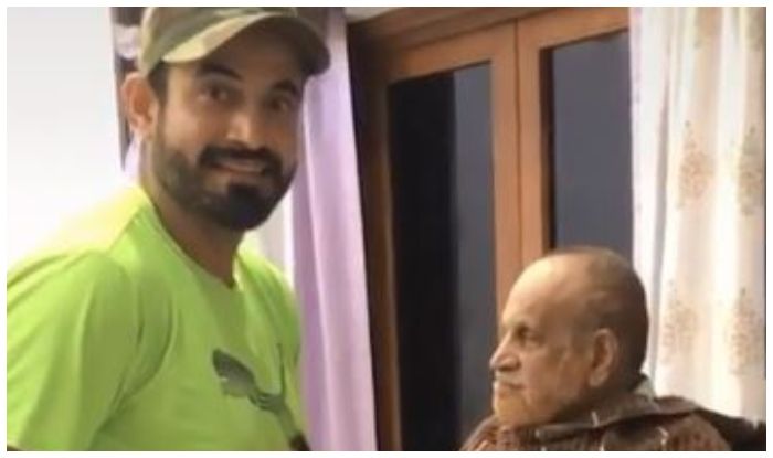 पाक के ड्रेसिंग रूम में पहुंचे इरफान पठान के पिता, खड़े हुए जावेद ...
