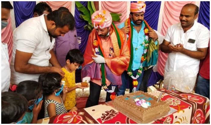 लॉकडाउन: कर्नाटक में बीजेपी MLA ने मनाया जन्मदिन, महाराष्ट्र में पार्टी ...