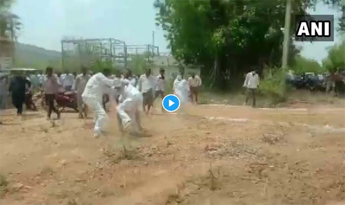 Video: लॉकडॉउन के बीच गांव में सियासत का पारा चढ़ा, एक ही पार्टी के दो ... Video: लॉकडॉउन के बीच गांव में सियासत का पारा चढ़ा, एक ही पार्टी के दो ...