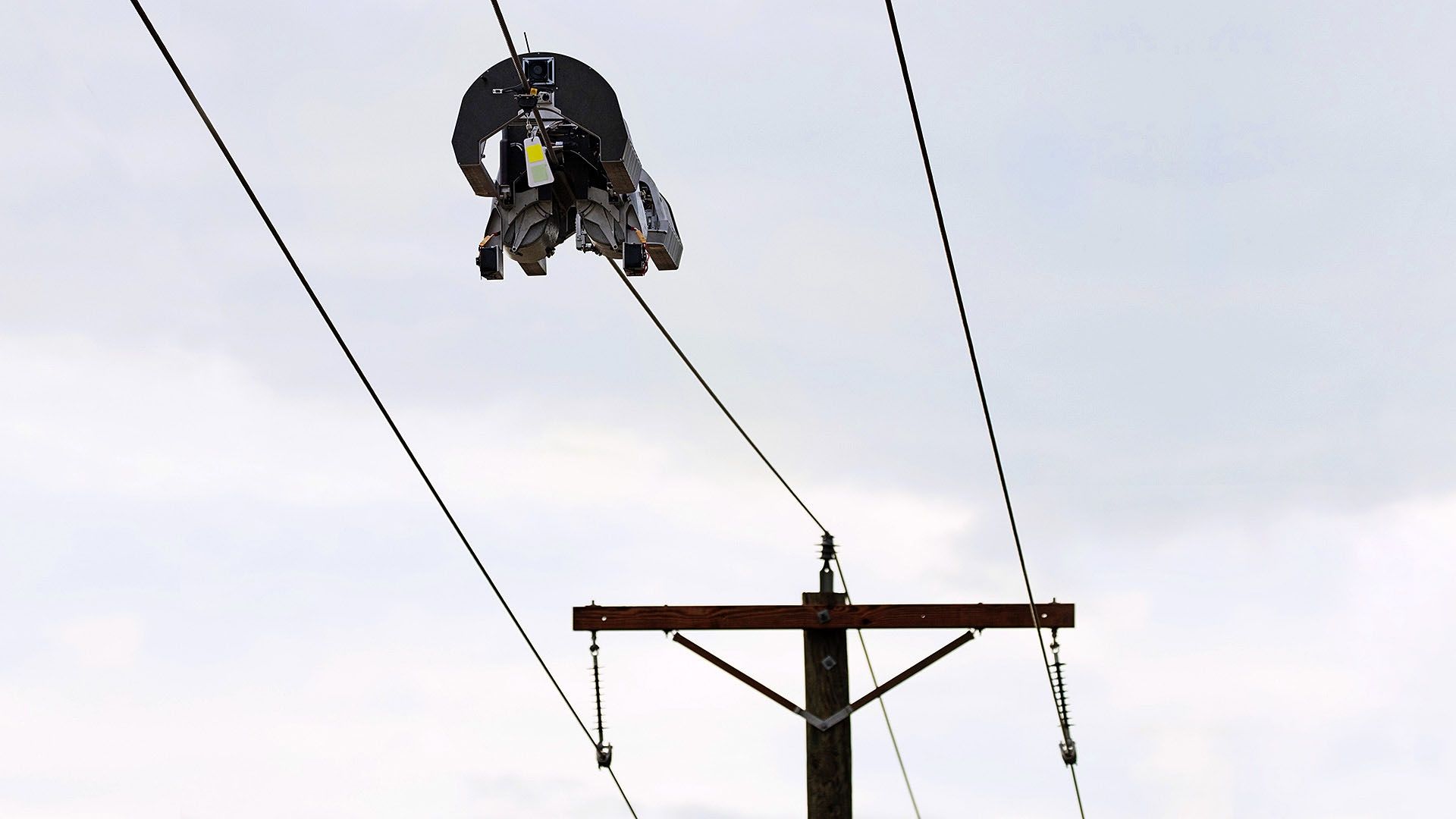 This Facebook Robot Walks on Power Lines to Install Fibre-Optic Cable ...