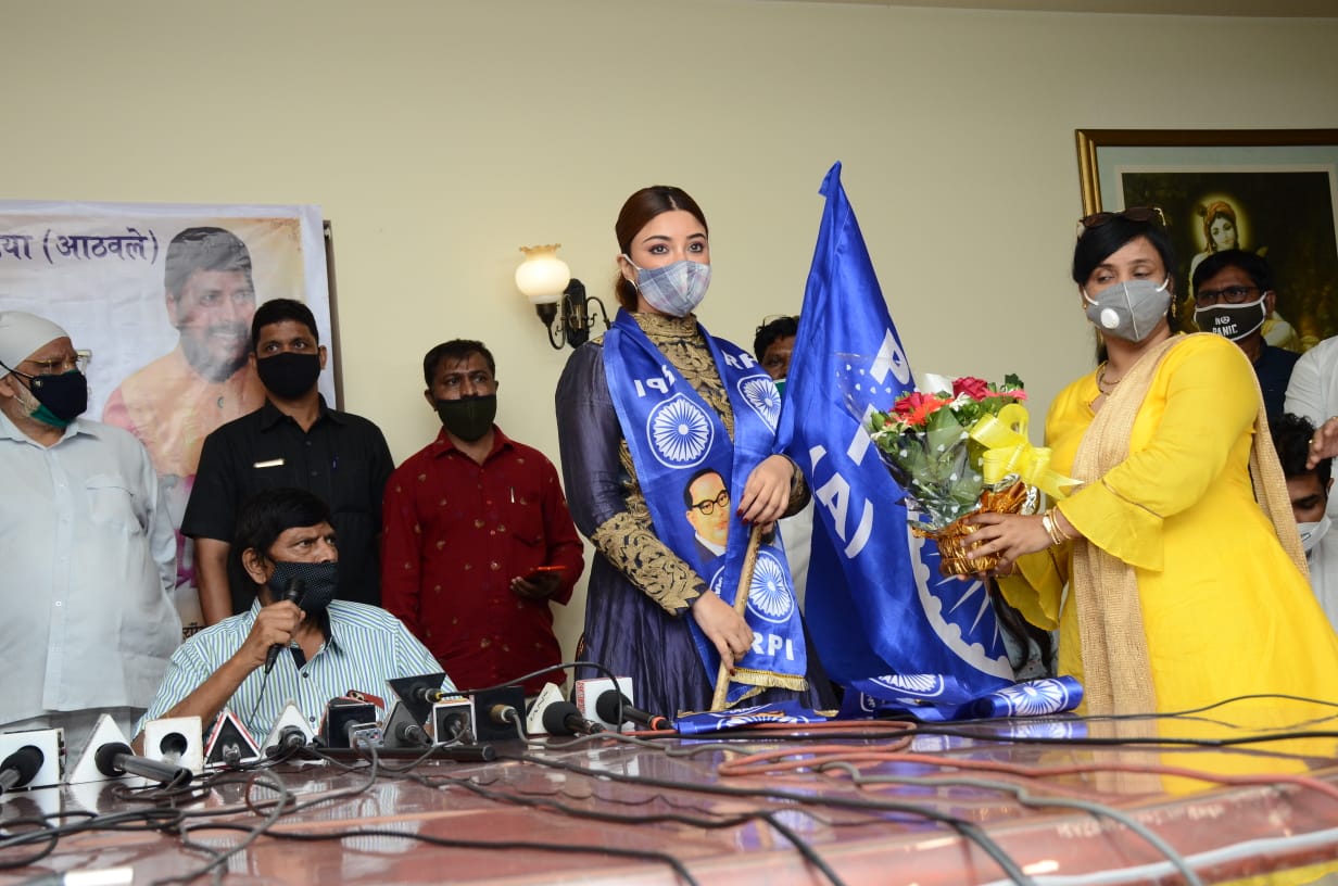 Payal Ghosh Who Accused Anurag Kashyap Joins Ramdas Athawale Led Rpi As Vice President Of Women