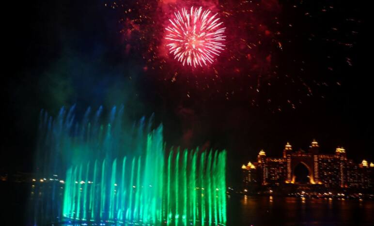 Dubai’s ‘Palm Fountain’ Breaks Guinness Record For Largest Fountain in ...