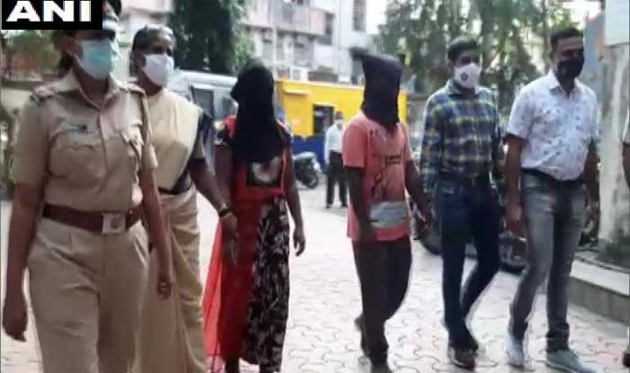 Mumbai ब्वॉयफ्रेंड के साथ आपत्तिजनक हालात में दिखी महिला प्रेमी संग