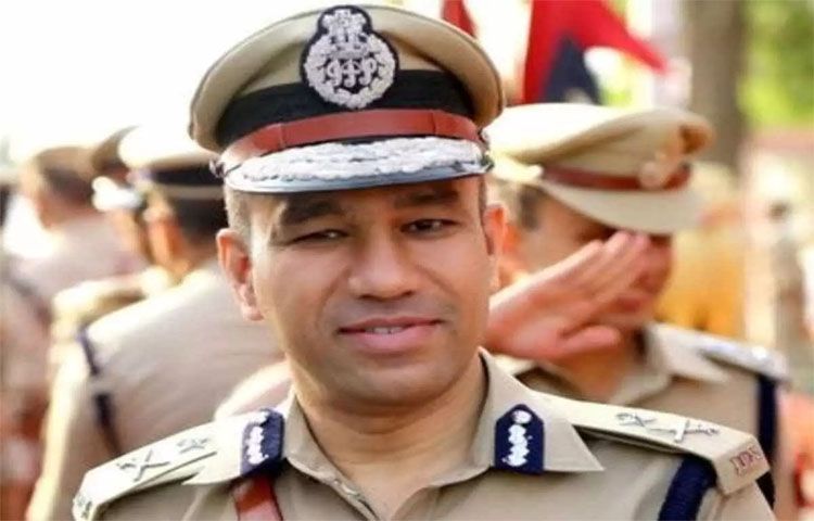उत्तरप्रदेश के एक IPS ने एक दिन में कमा लिए एक मिलियन डॉलर, फेसबुक पर ...