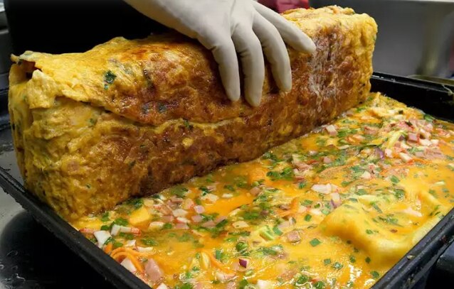 Ever Seen Anything Like This? Giant Rolled Omelette Made With 60 Eggs ...