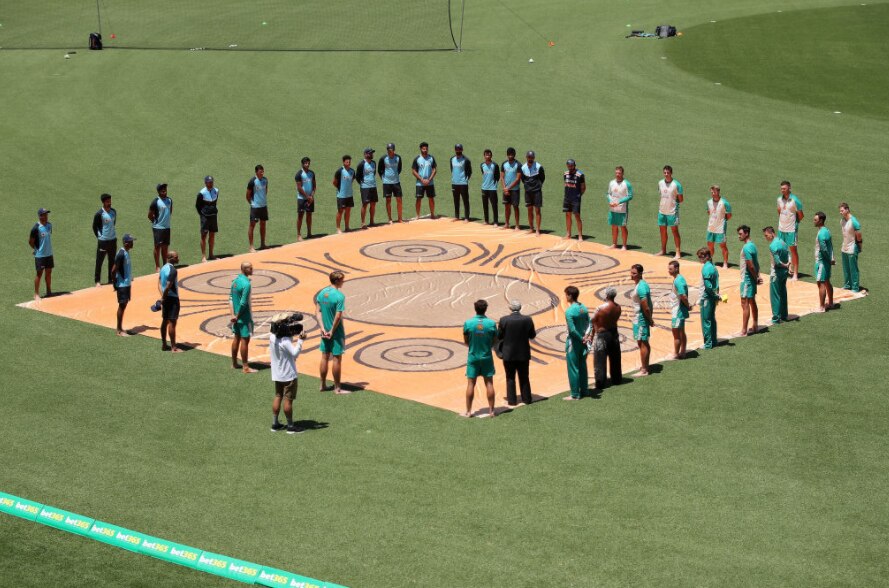 In Photos: 'बेयरफुट सर्कल' बनाकर भारत-ऑस्ट्रेलियाई क्रिकेटरों ने किया ...
