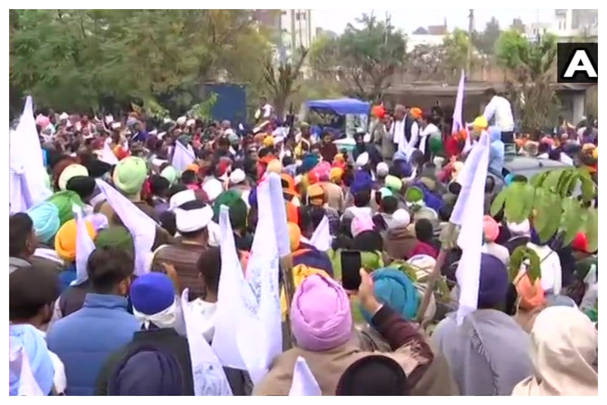 Delhi Chalo UPDATES: Protesting Farmers On Way To Delhi Face Water ...