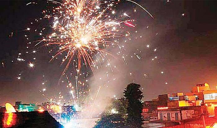 Fireworks in Noida: नोएडा में हवा में उड़े एनजीटी के नियम, दिवाली में ...