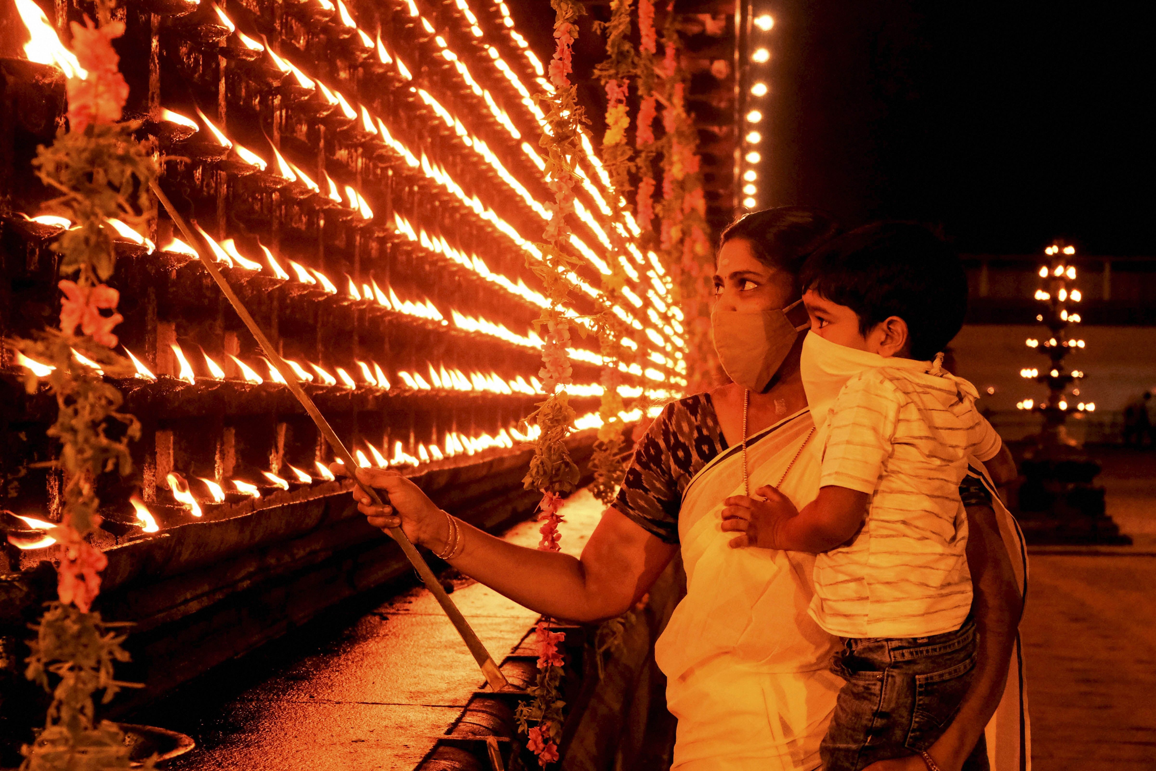 Amid COVID restrictions, People Across Country Celebrate Diwali; Air ... Amid COVID restrictions, People Across Country Celebrate Diwali; Air ...