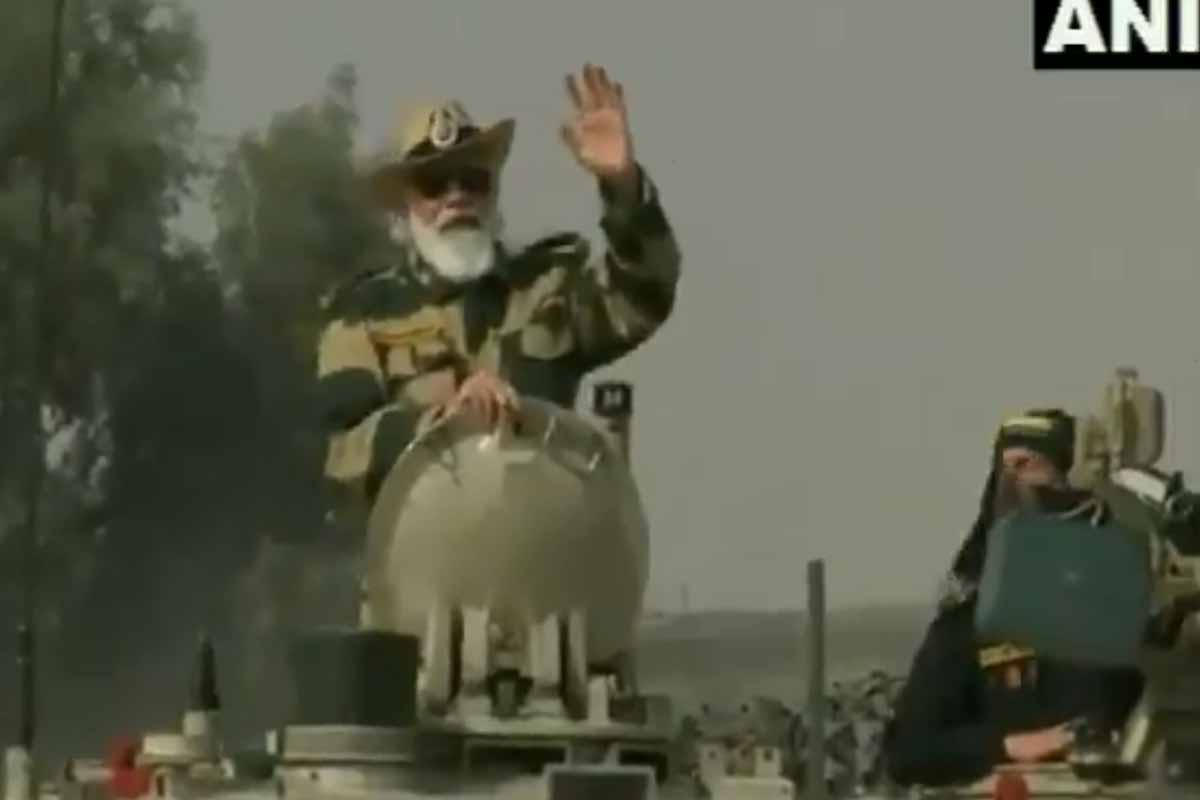 VIDEO: पाकिस्‍तान से लगी लौंगेवाला बॉर्डर चौकी में पीएम मोदी ने की टैंक ...