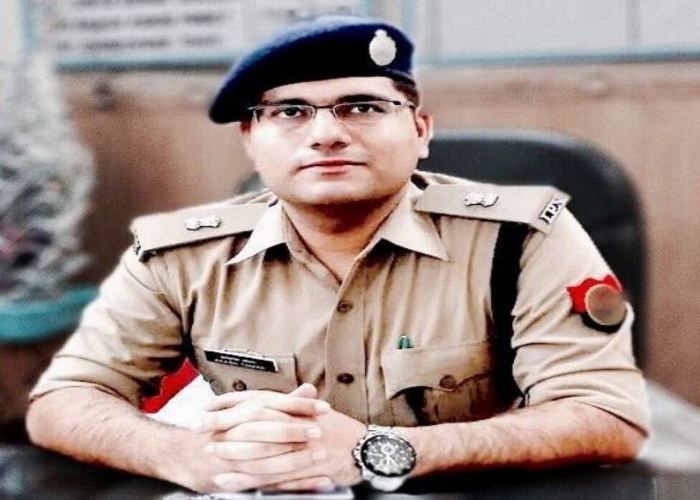 Viral: IPS अधिकारी ने छात्रों को नोट्स देने की पेशकश की तो पगलाए लोग, हजारों लग गए कतार में...