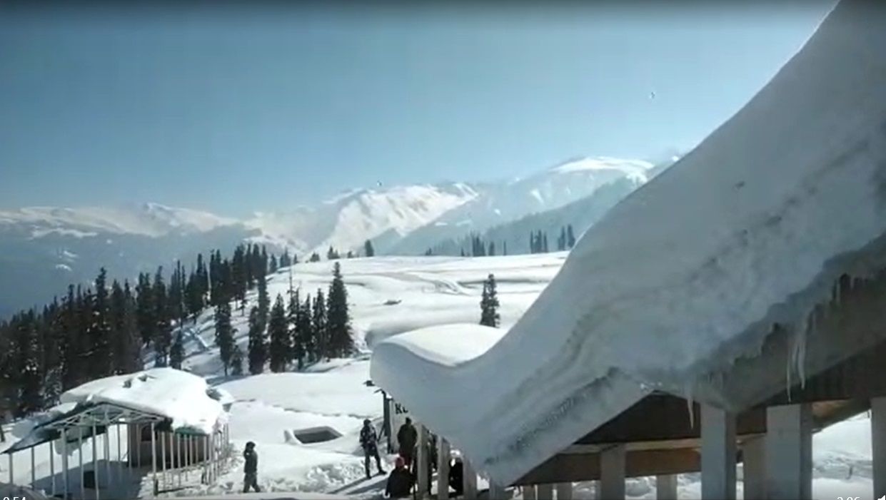 Kashmir Snowfall: सफेद चादर में लिपटी धरती की 'जन्नत', बर्फबारी का जमकर ...