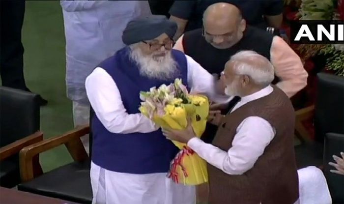 Bharat Bandh के बीच PM मोदी ने पंजाब के पूर्व CM बादल से फोन पर की बात ...