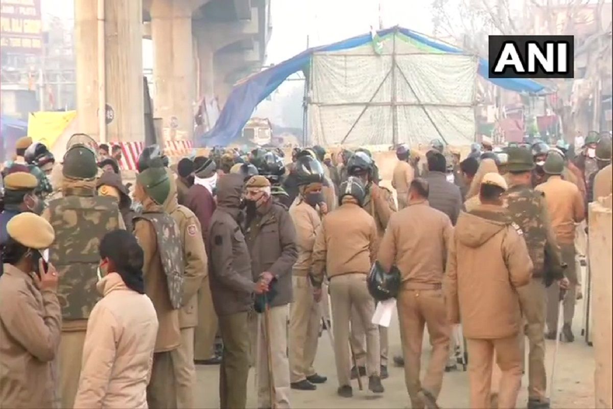 Delhi Cop Beaten up at Tikri Border by Some Protesters, Sustains ...