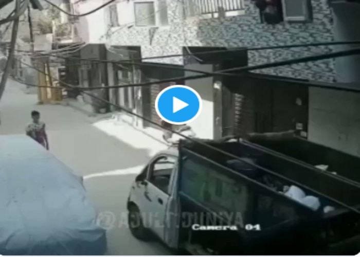 Kachra Video: गाड़ी वाला आया चल कचरा निकाल...खिड़की से कचरा फेंकते खुद ...