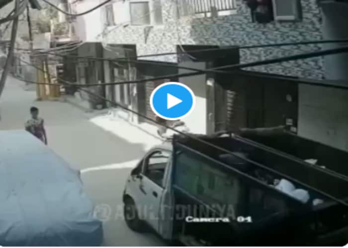 Kachra Video: गाड़ी वाला आया चल कचरा निकाल...खिड़की से कचरा फेंकते खुद ...