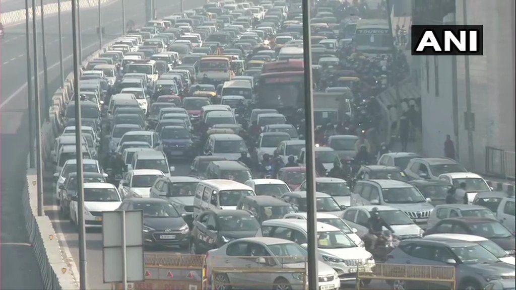 Delhi-Gurgaon Expressway Sees Traffic Snarls as Capital Bans Entry of ...
