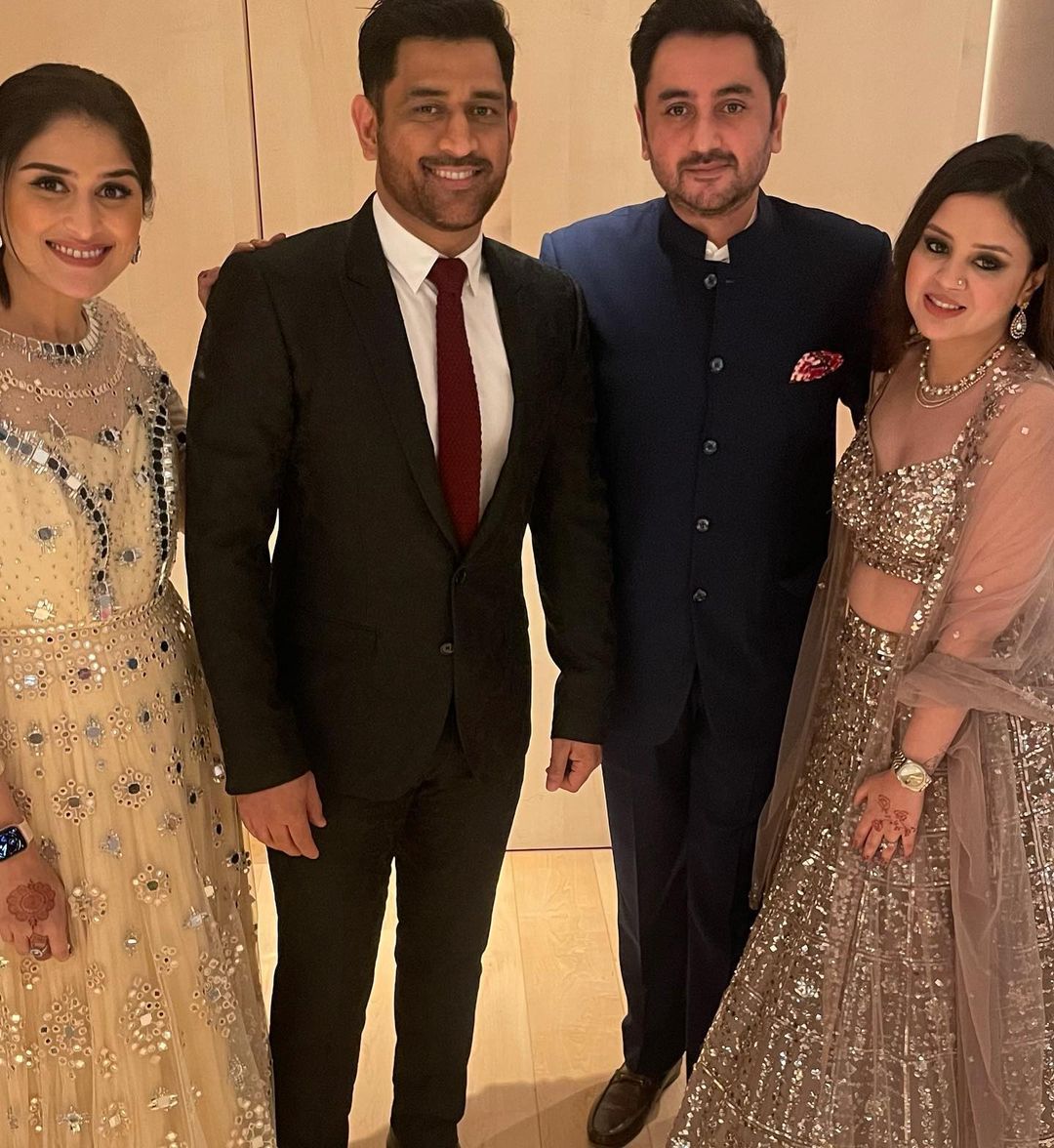Sakshi Dhoni and MS Dhoni enjoying party: माही संग खूब पार्टी इंज्वाय ...