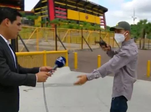 TV Reporter Robbed at Gunpoint Live on Air in Broad Daylight, Shocking ...