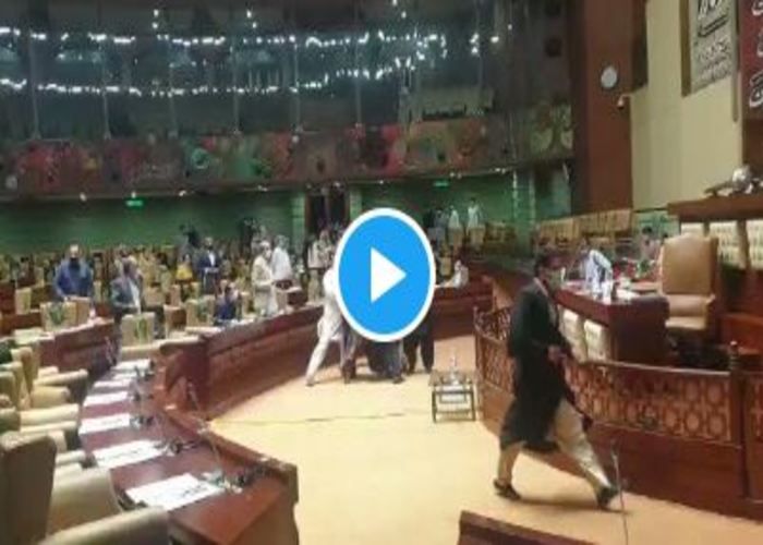 Pakistan Sindh Assembly: सदन में खूब चला मुक्का-लात, देख भागीं महिला ...