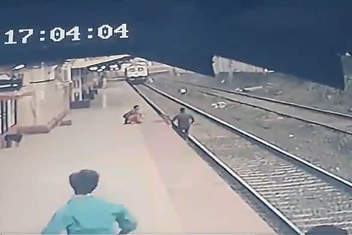 Viral Video; Mumbai Local Real Life Hero: जिंदगी खतरे में डाल यूं बचाई ...