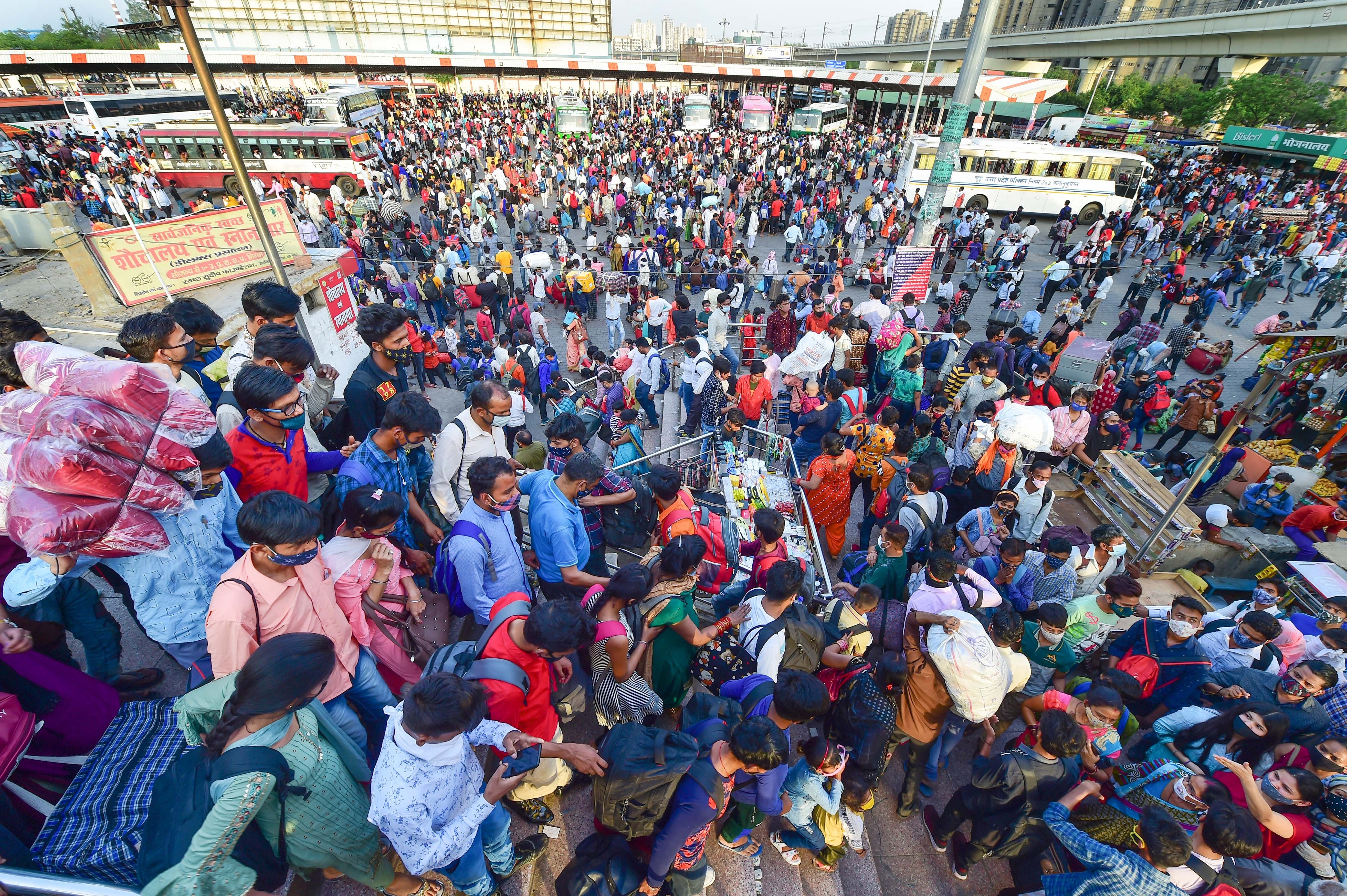 As Delhi Goes into Lockdown, Migrant Workers Crowd Anand Vihar Bus ...
