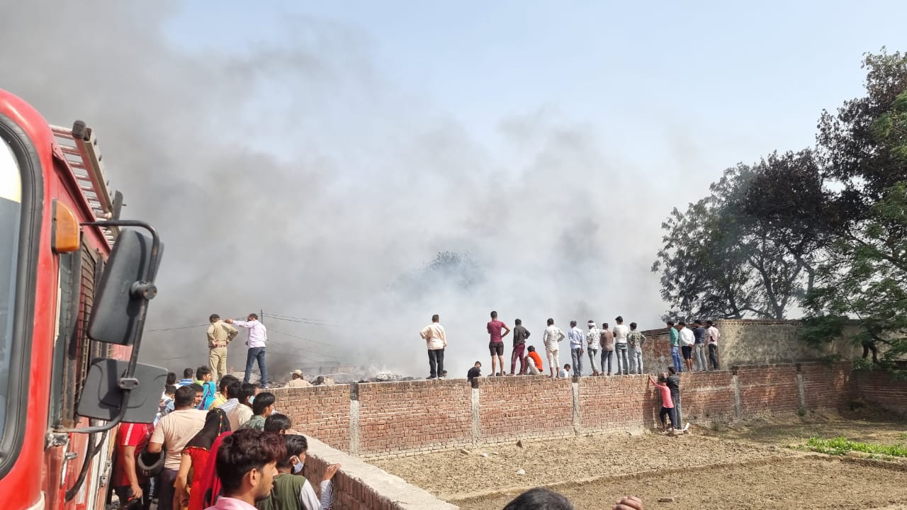 Noida's sector 63 Fire: नोएडा की झुग्गियों में लगी भीषण आग, अब तक दो ...