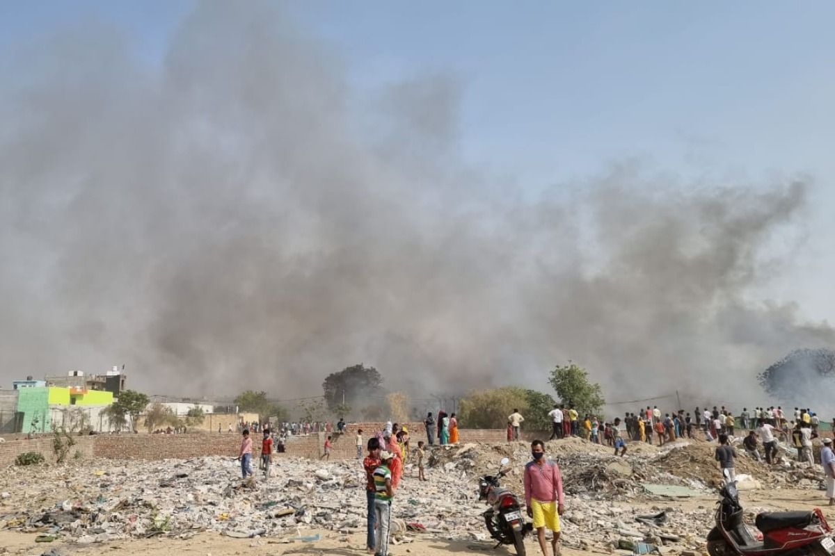 Noida's sector 63 Fire: नोएडा की झुग्गियों में लगी भीषण आग, अब तक दो ...