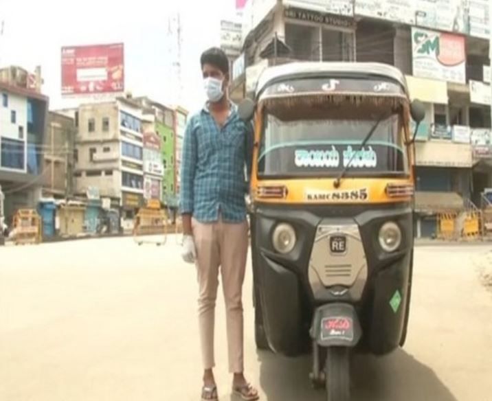 Service to Mankind! This Auto Driver from Karnataka is Offering Free ...