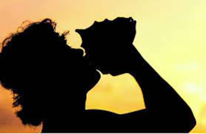 Shankh Benefits: शंख बजाने के होते हैं हज़ार फायदे, खिलखिला उठता है चेहरा...झुर्रियां होती हैं दूर