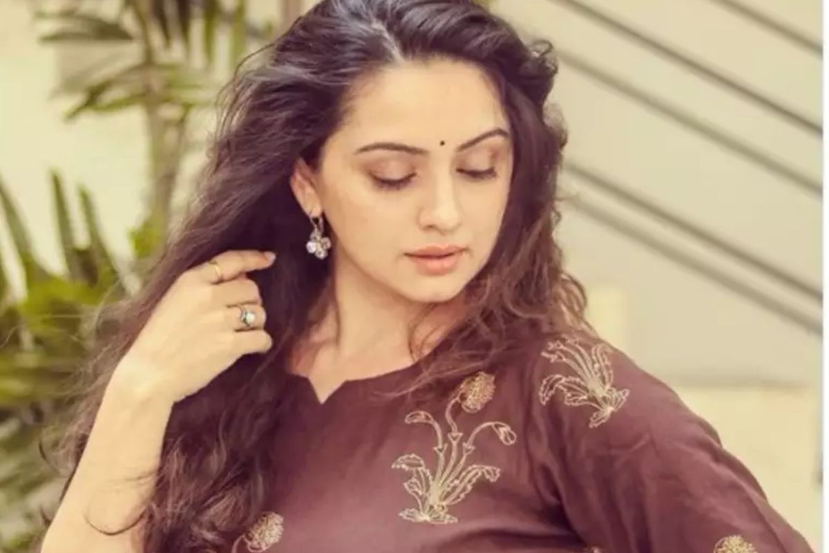 Shruti Marathe Photoshoot : पावसात खुललं सौदर्य; श्रुती मराठेचं नवं ...