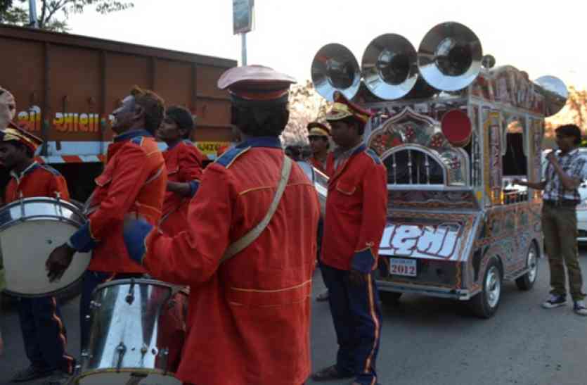 Girl Reaches Boyfriends House With Band, Baaja & Baarat, Creates Ruckus ...
